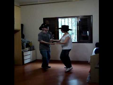 Eu dançando Sertanejo Universitário com minha mãe.