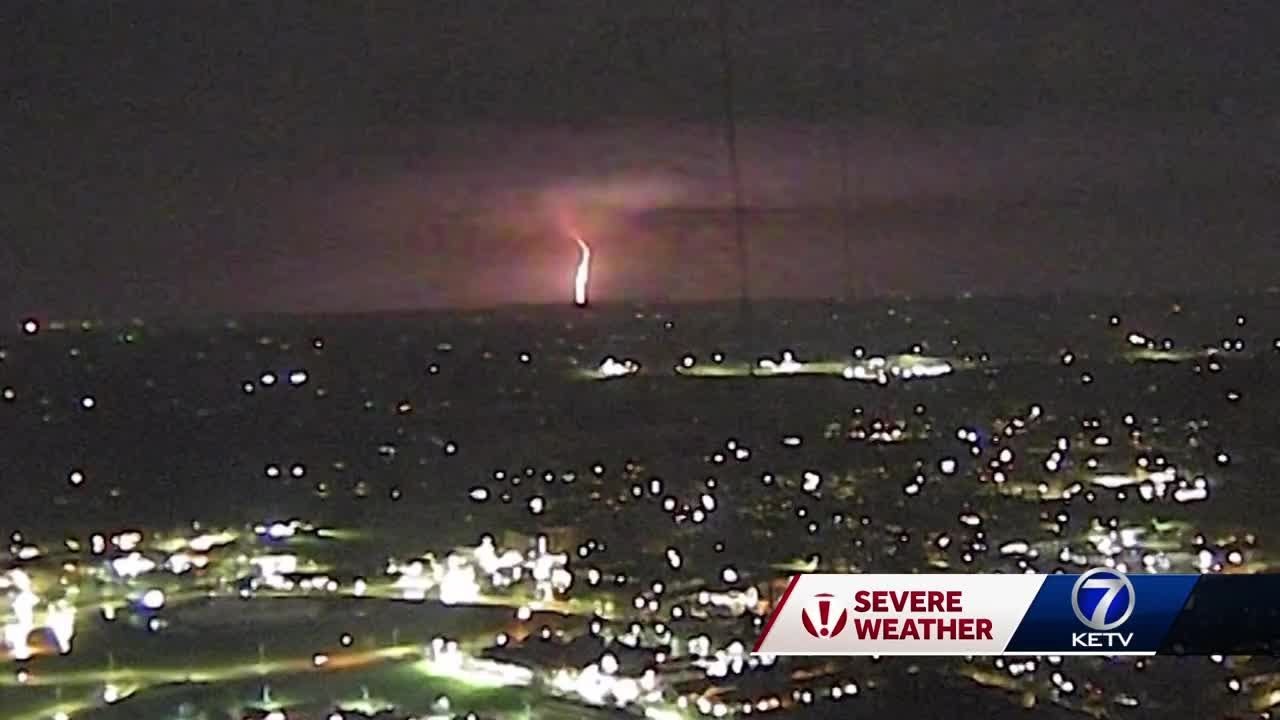 Lightning strikes caught on camera as storms move through Nebraska - YouTube