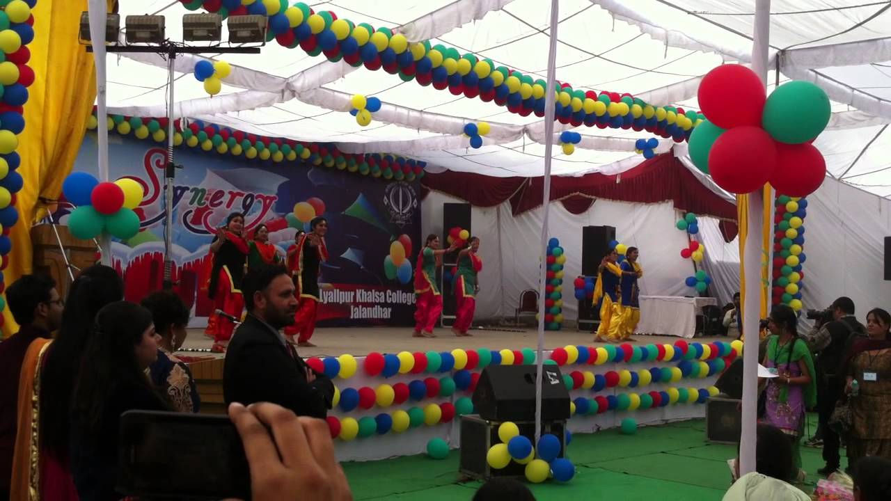 khalsa colg girls bhangra in synergy - YouTube
