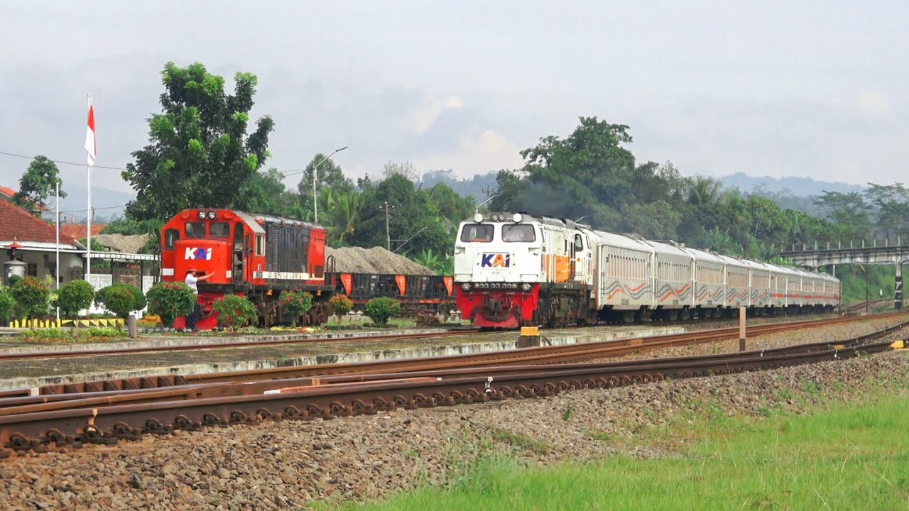 KERETA API PANJANG‼️ MENEMUKAN KERETA API LOKO MERAH KLB BALAS DI ...