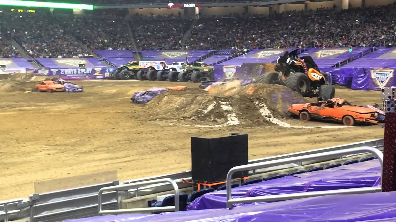 Monster Jam 2016 Detroit #1 Monster Mutt Rottweiler Freestyle - YouTube