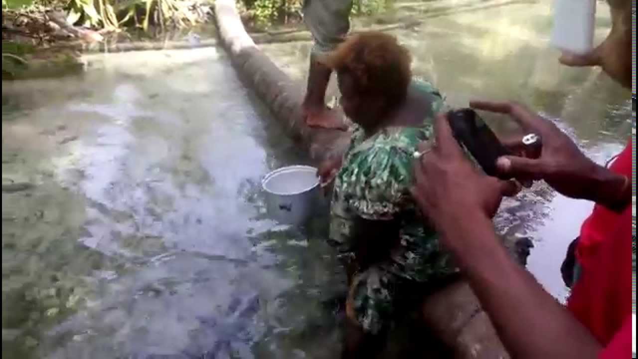Feeding Fresh Water Eels in Papua New Guinea - YouTube