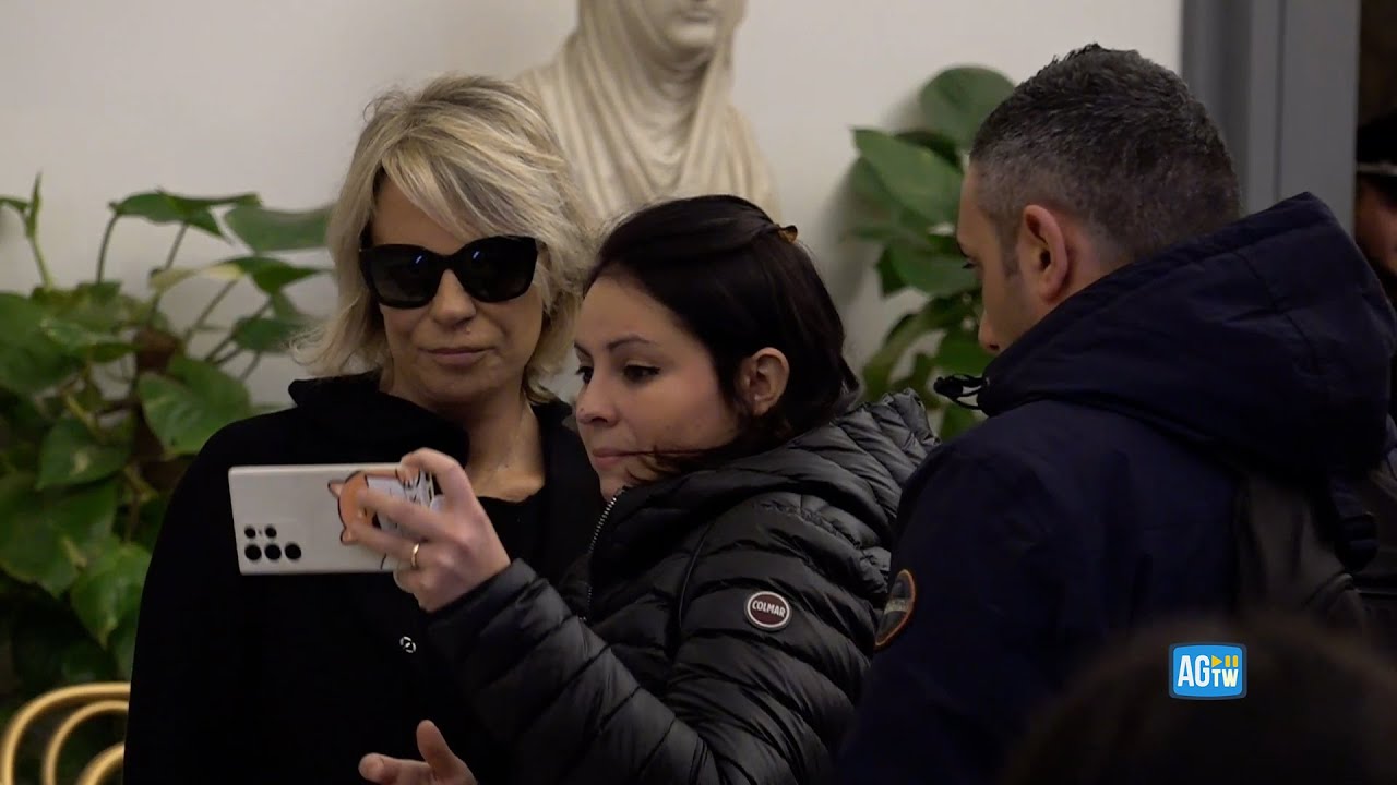 Costanzo, Maria De Filippi alla camera ardente: selfie con i fan - YouTube