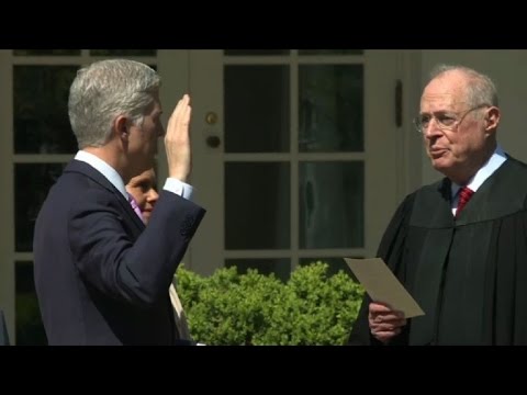 Neil Gorsuch prête serment à la Maison Blanche - YouTube