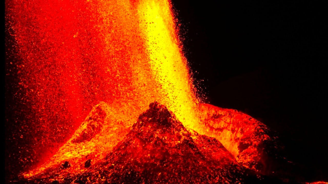 EPIC 300m LAVA EXPLOSIONS AT NIGHT!!! In Iceland Geldingadallur Volcano ...