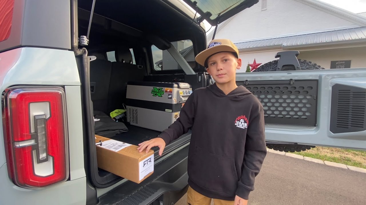 @RTR_Vehicles 2022 4 door Bronco adjustable tailgate stop - YouTube