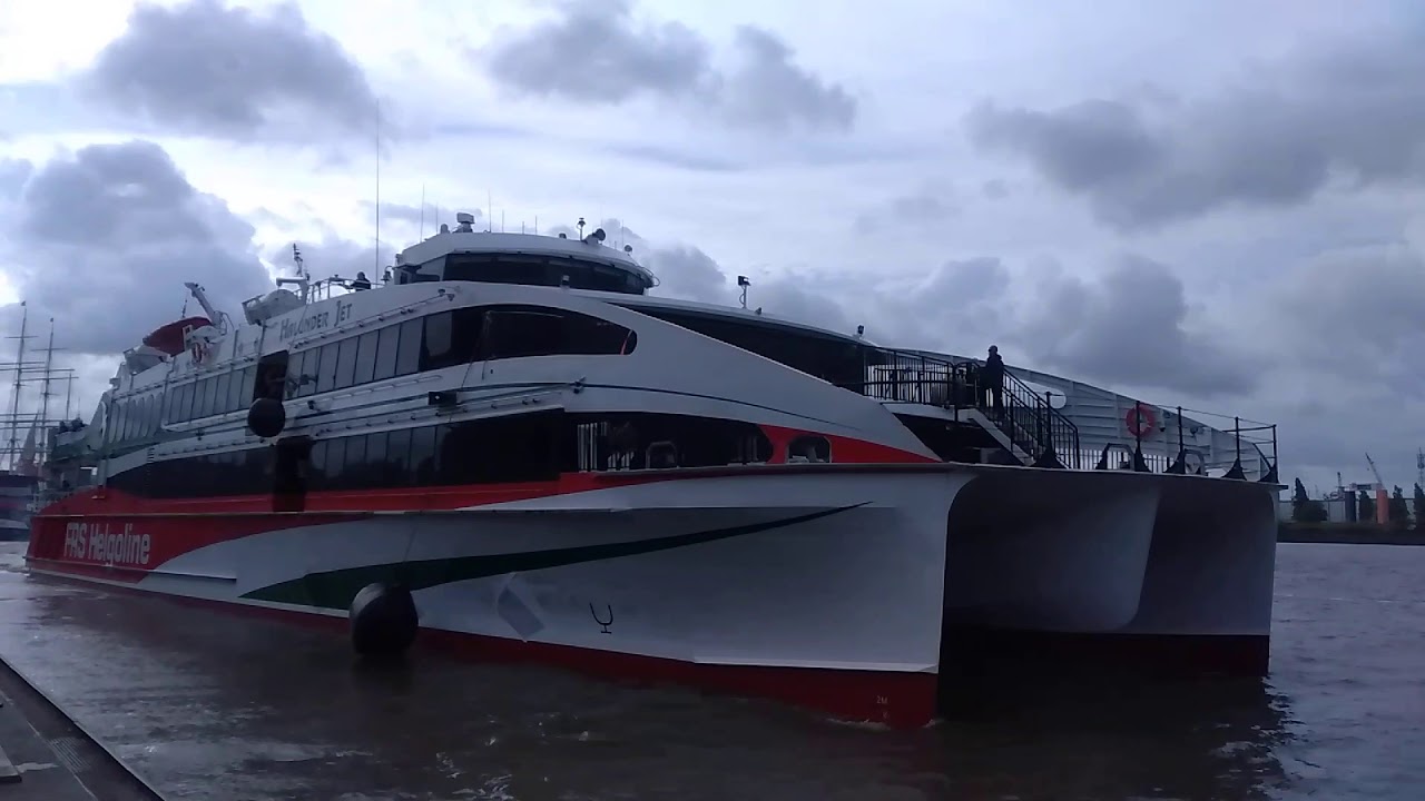 Ablegen des Helgoland- Katamarans HSC HALUNDER JET in Hamburg - YouTube