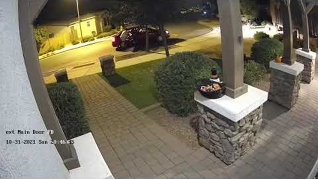 People in Car Pull Up and Steal Candy Basket || ViralHog - YouTube