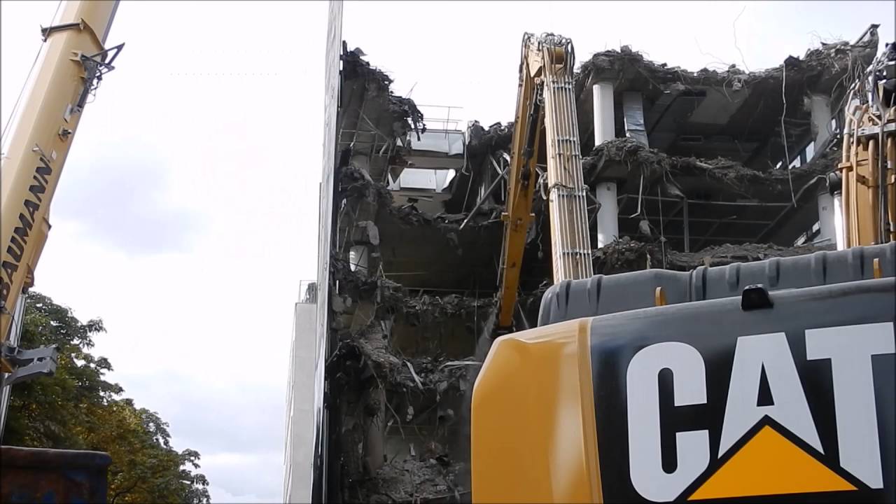 Bagger CAT 359 sehr schnell auf der Abrissbaustelle unterwegs - YouTube