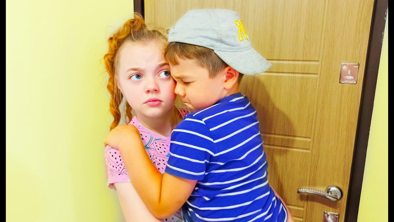Диана нашла на дороге МАЛЬЧИКА В КЕПОЧКЕ Youtube