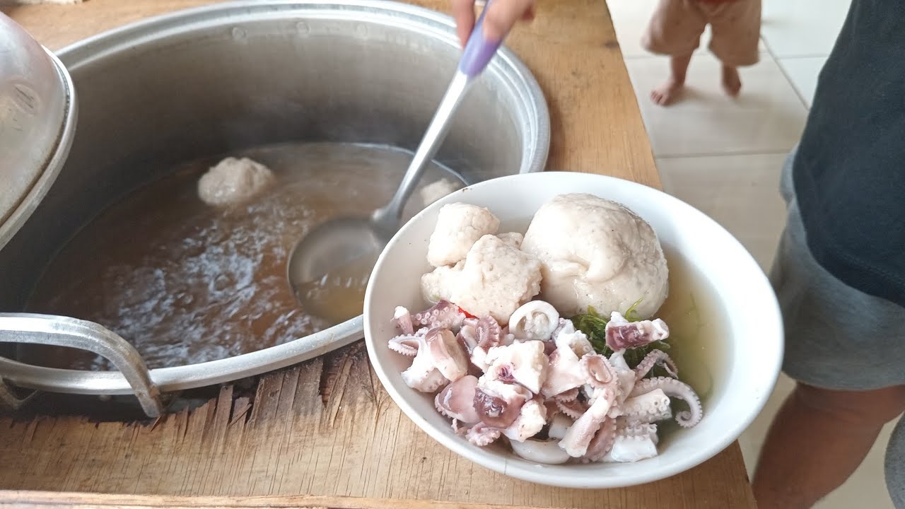 Nyobain baso viral||Baso ikan rumput laut⁉️ - YouTube