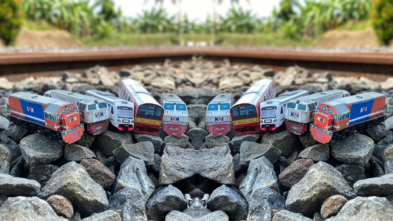 Mencari dan Unboxing Kereta Api Kayu Di Rel Beneran,KA Bandara,KRL ...