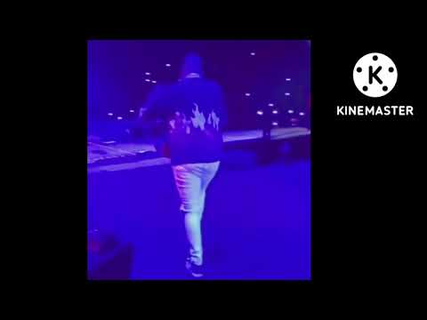 Mikaben s'écroule sur la scène après sa prestation samedi soir en France à l'accor arena.