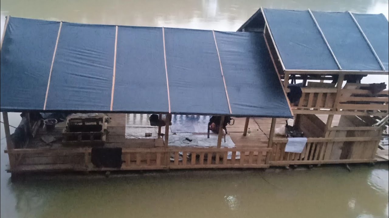 Membangun keramba ikan di atas rakit apung - YouTube
