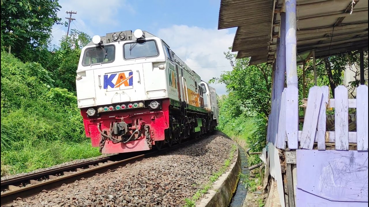 Melihat Kereta Api Eksekutif Meluncur Menuju Stasiun Ciamis Dan Kereta ...