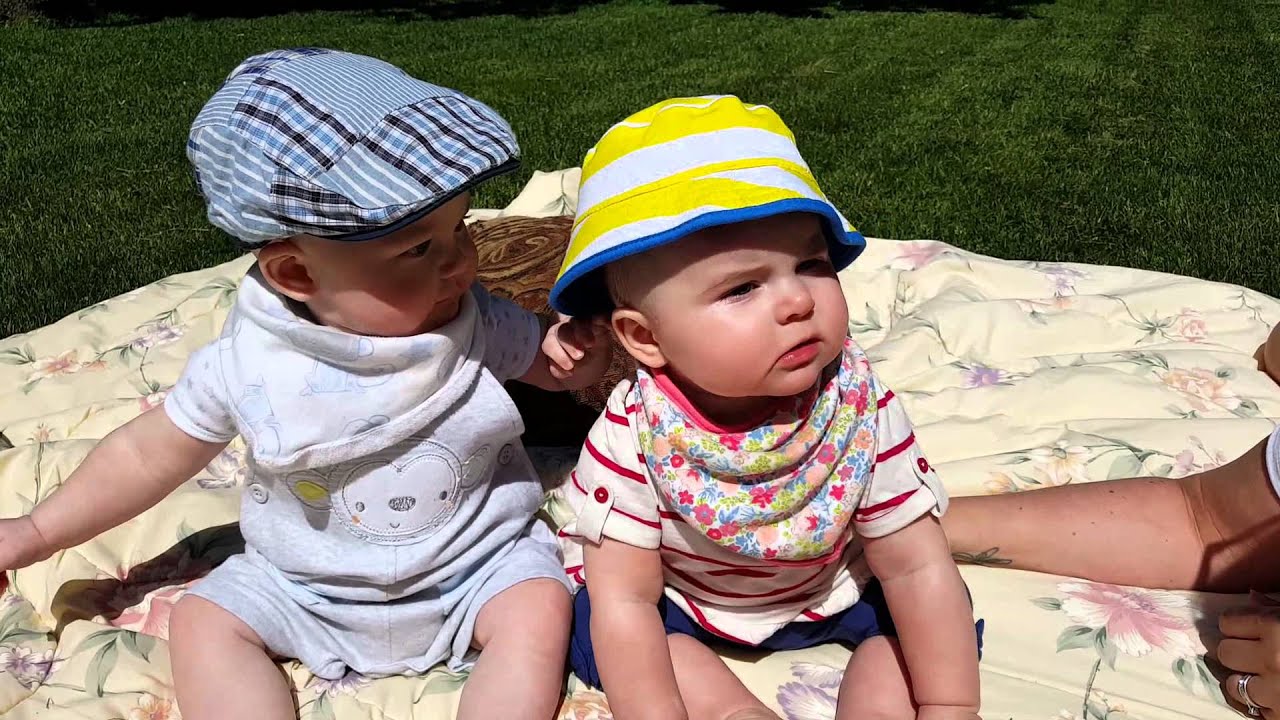 Twins baby fighting - YouTube