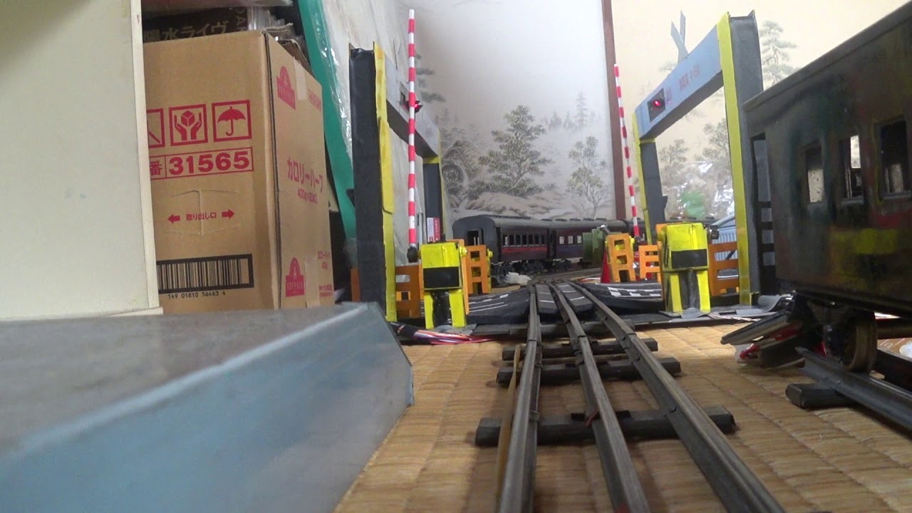 鉄道模型 踏切 カメラカー (O-gauge railroad crossing camera car for O-gauge) - YouTube