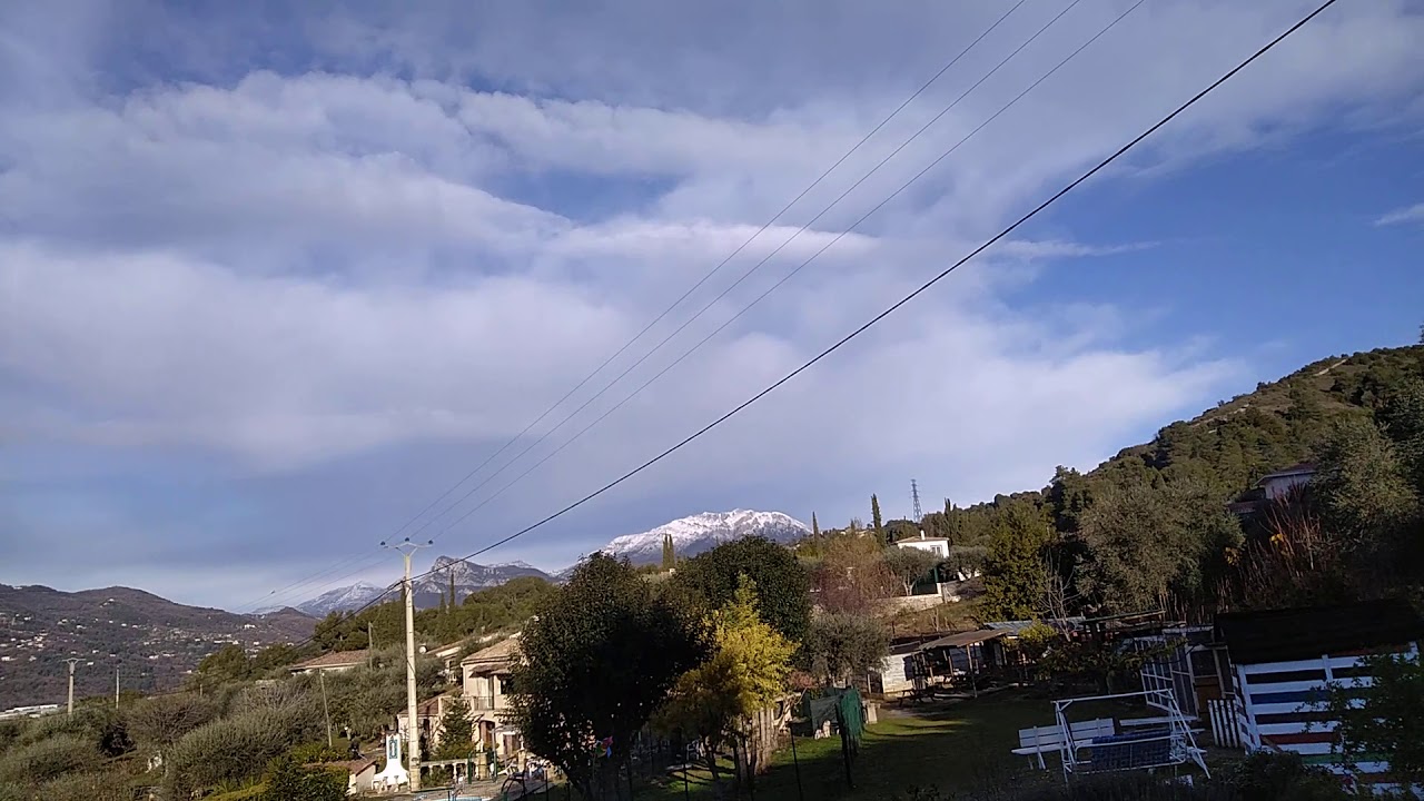 Angus voit la neige au Mont Vial. - YouTube