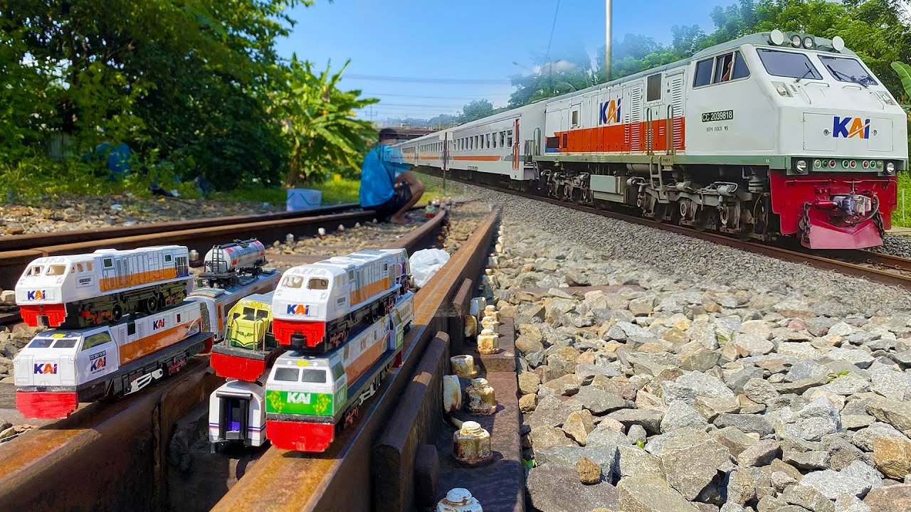 Kereta Api Cc203 Dan Lokomotif Cc201 Berjalan Ngebut Di Atas Rek ...