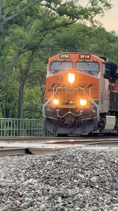 Tier 4 leads BNSF grain train! #bnsfrailway #train #bnsftrains #bnsf - YouTube