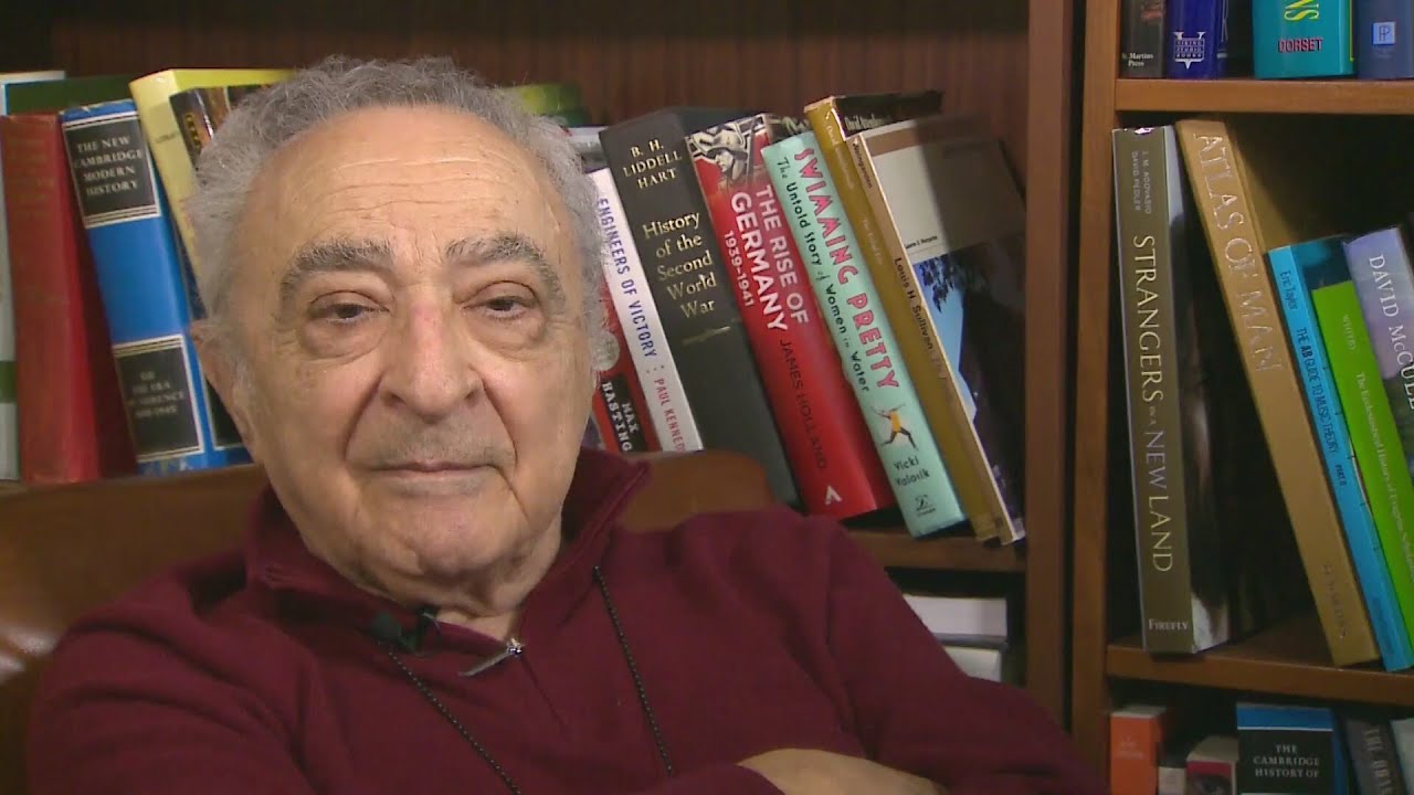 Prolific Chicago Tribune columnist celebrates 90th birthday - YouTube