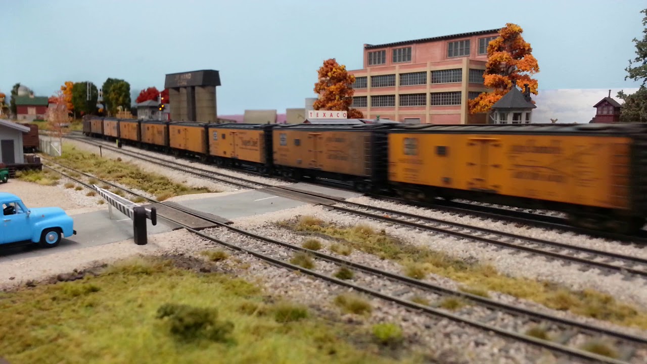 HO scale Santa Fe reefer train - YouTube
