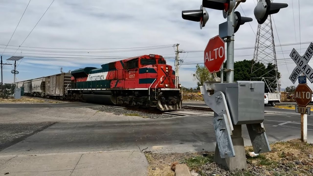 TREN DE FERROMEX FXE4117 CRUCE AV. FAJA DE ORO, SALAMANCA, GTO. MEXICO ...