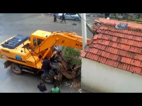 Kontrolden çıkan iş makinesi eve çarptı