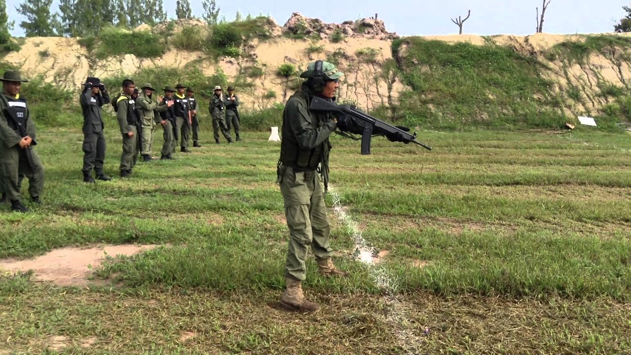 นักเรียนตำรวจฝึกยิง HK33 ต่อสู้พื้นฐาน 1 - YouTube