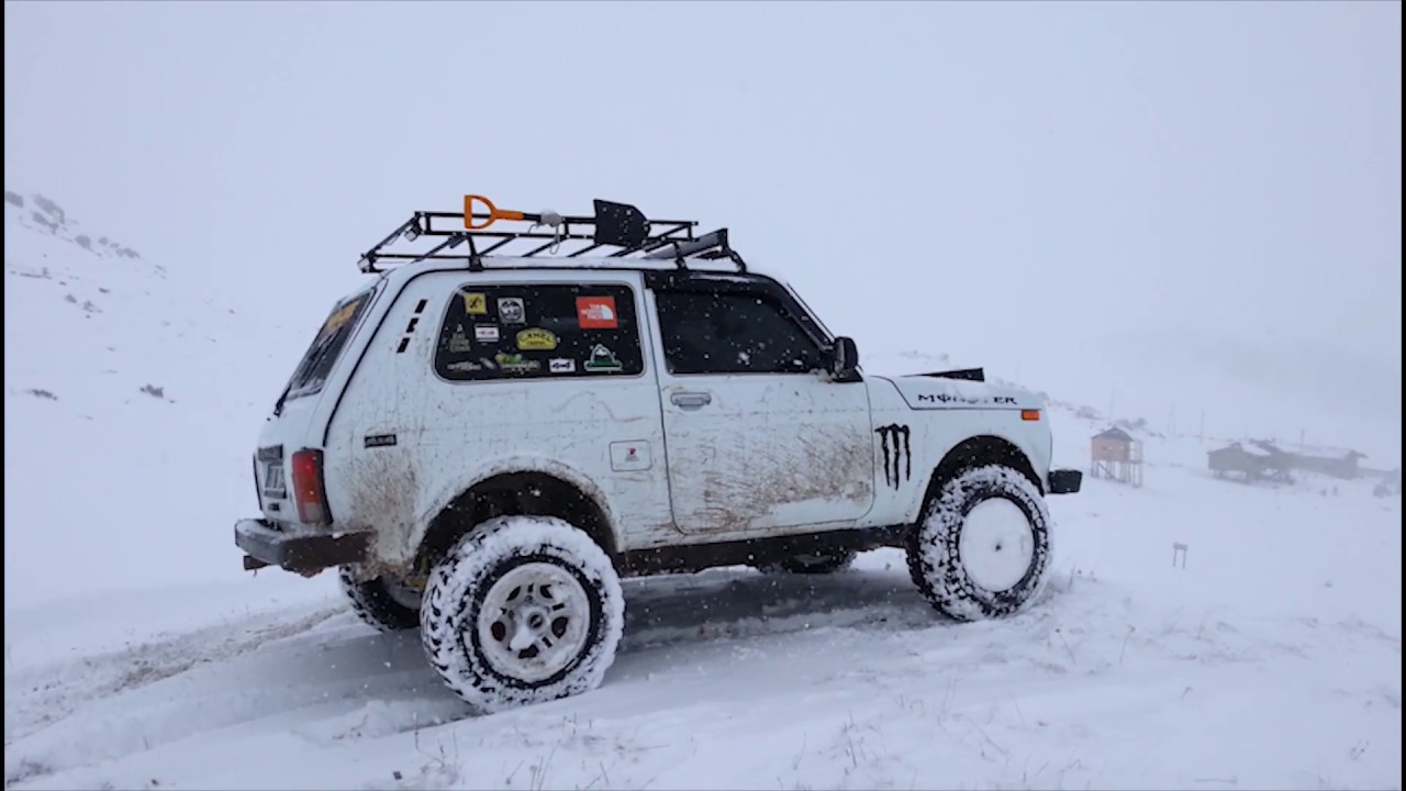 Lada Niva Hard Snow Wheeling - YouTube