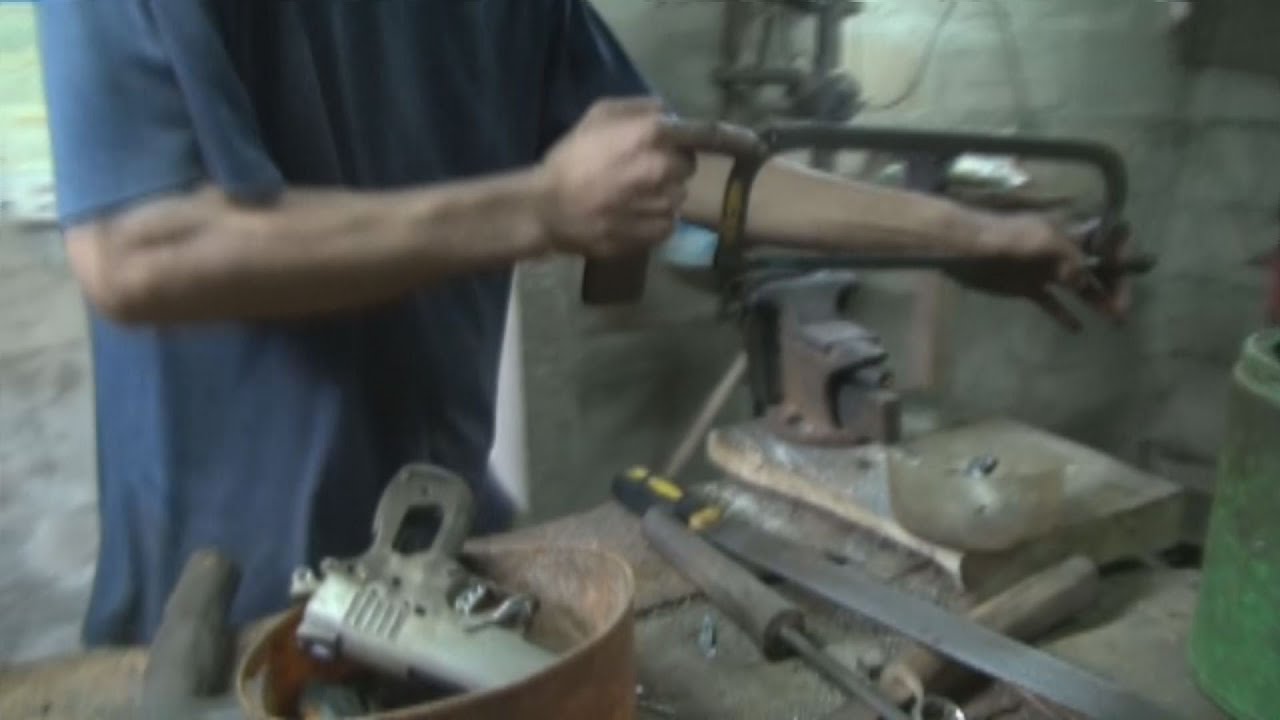 フィリピン・セブ島に「銃の町」 Illegal gun-making alive and well in Philippines - YouTube