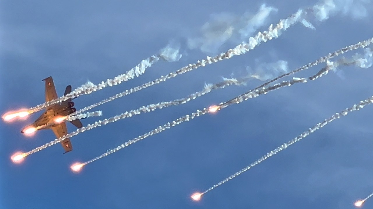 F/A-18 Hornet Flares Action Seenachtsfest Rapperswil 2024 🇨🇭 4K Swiss ...