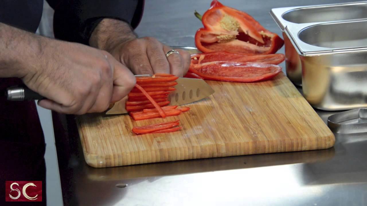 Tailler en brunoise un poivron avec Secrets de cuisine Antibes - YouTube