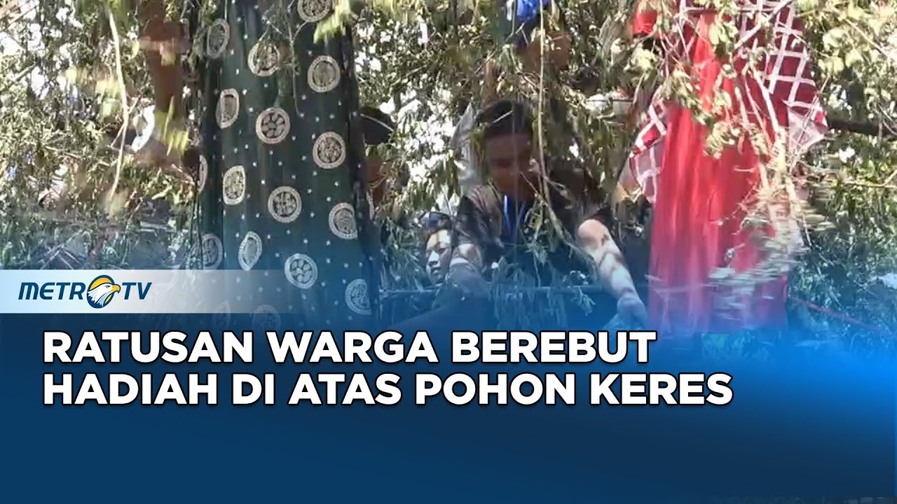 Ratusan Warga Berebut Hadiah Di Atas Pohon Keres - YouTube