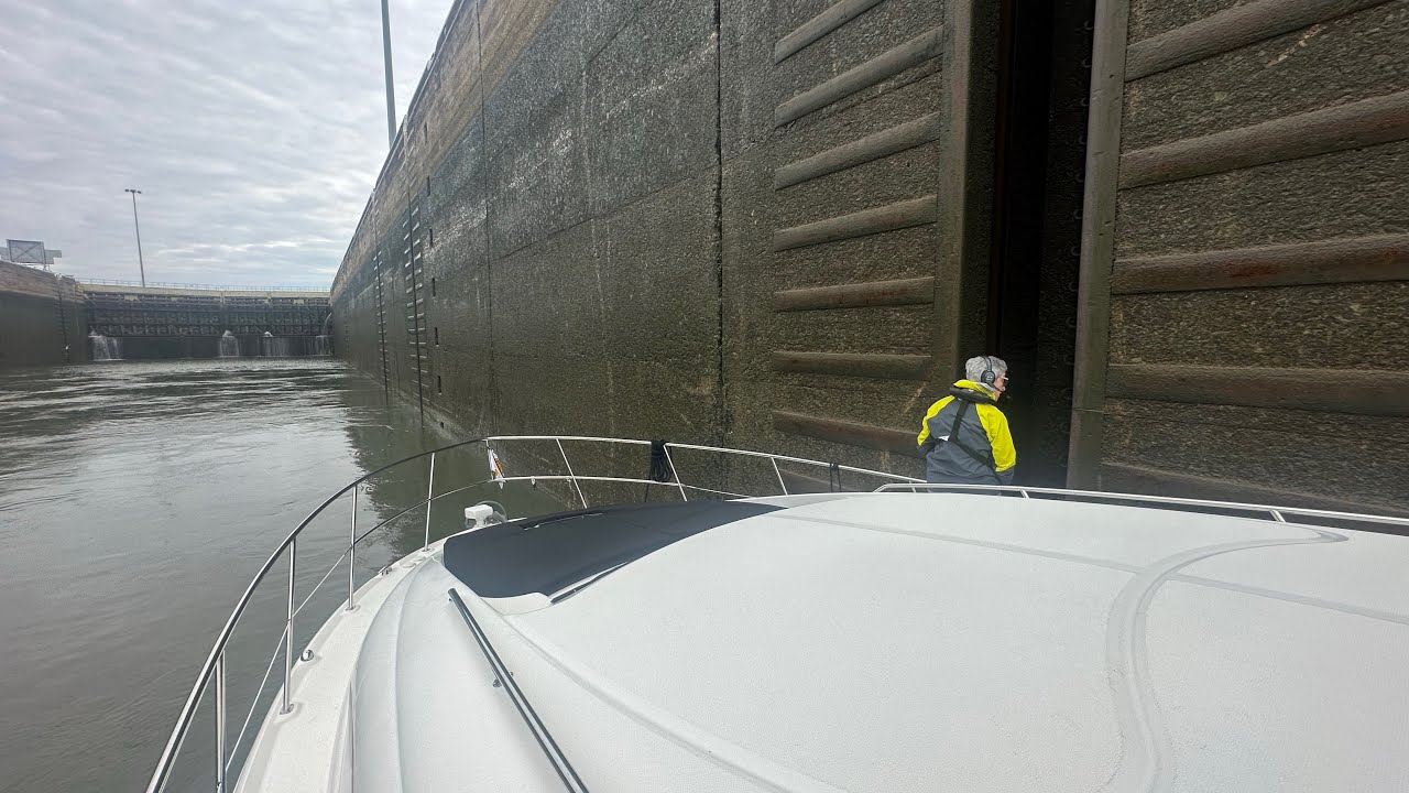 How to properly navigate and tie up in a Lock {Tenn-Tom Waterway} - YouTube
