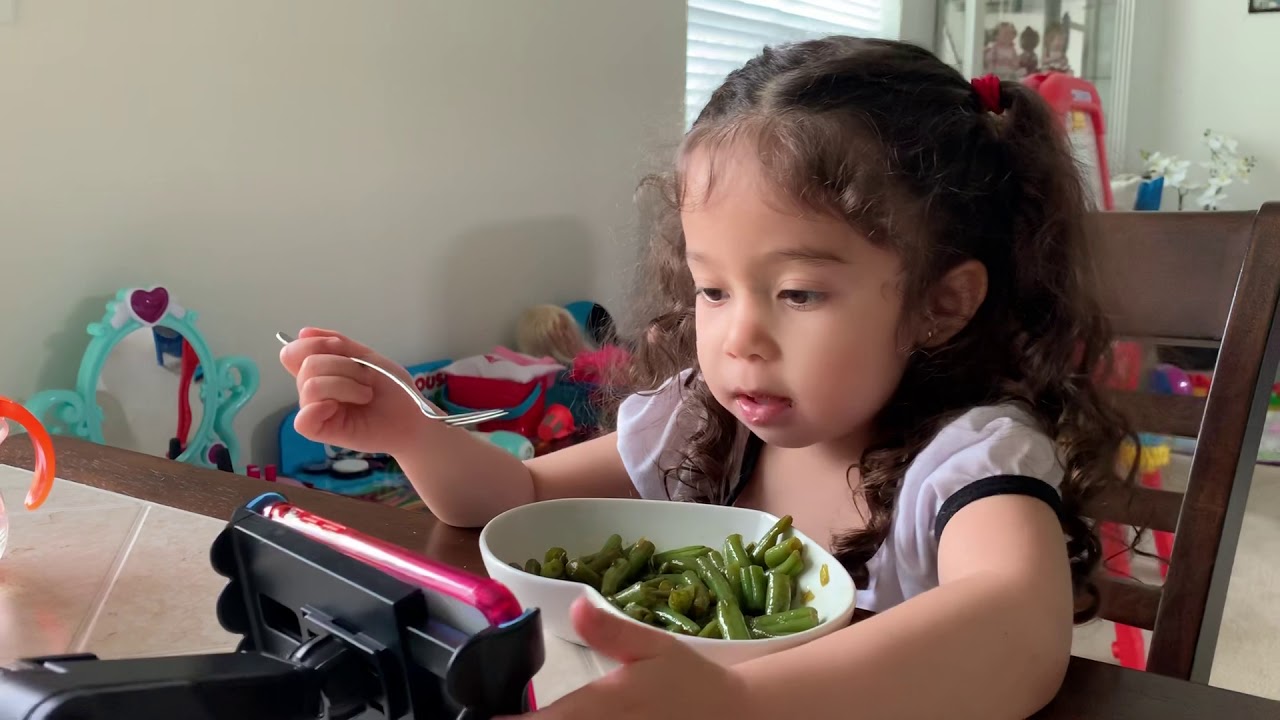 Kid eating beans - YouTube