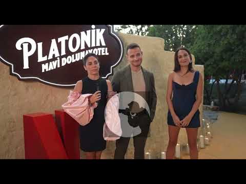 Platonik: Mavi Dolunay Otel oyuncuları , Kerem Bürsin , Öykü Karayel ve Gupse Özay..
