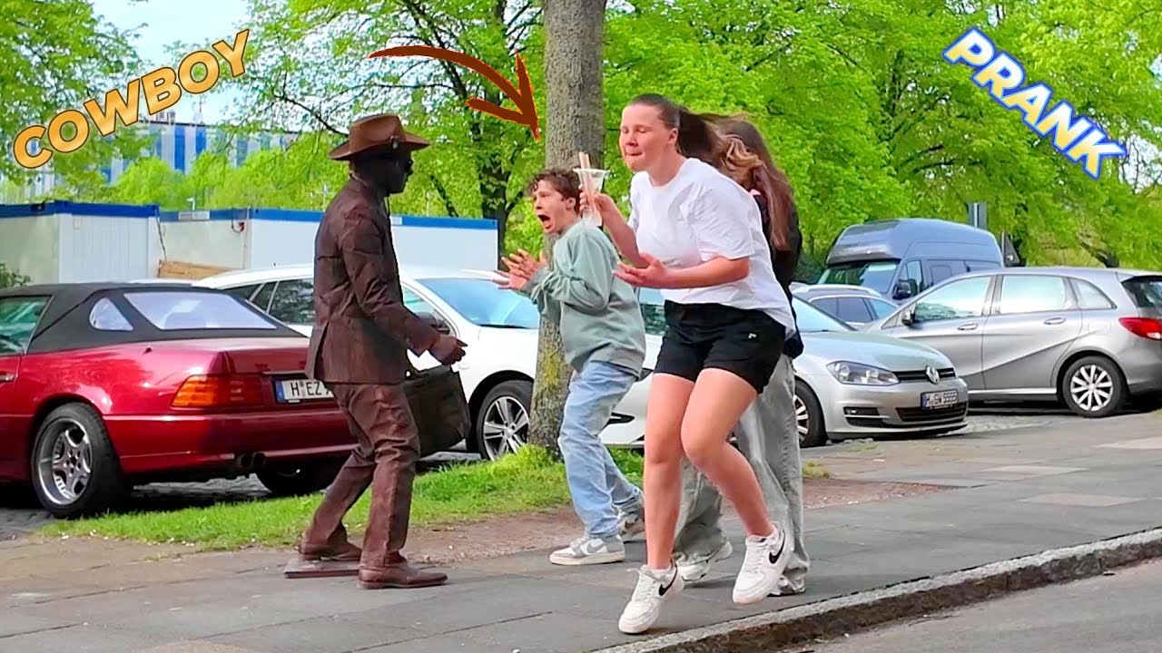 Wow Statue! Lets Take a Picture With The Statue.Living statue funny ...