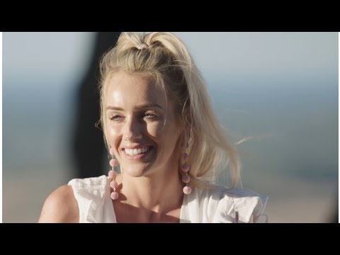Love Island: Laura's unseen snog, marry, pie kiss revealed - YouTube
