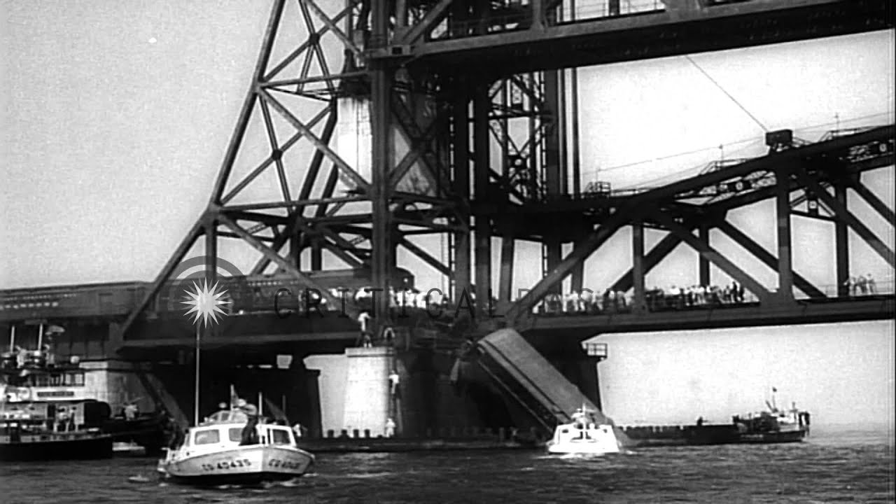 Relief workers and rescue boats around wrecked train after a commuter ...