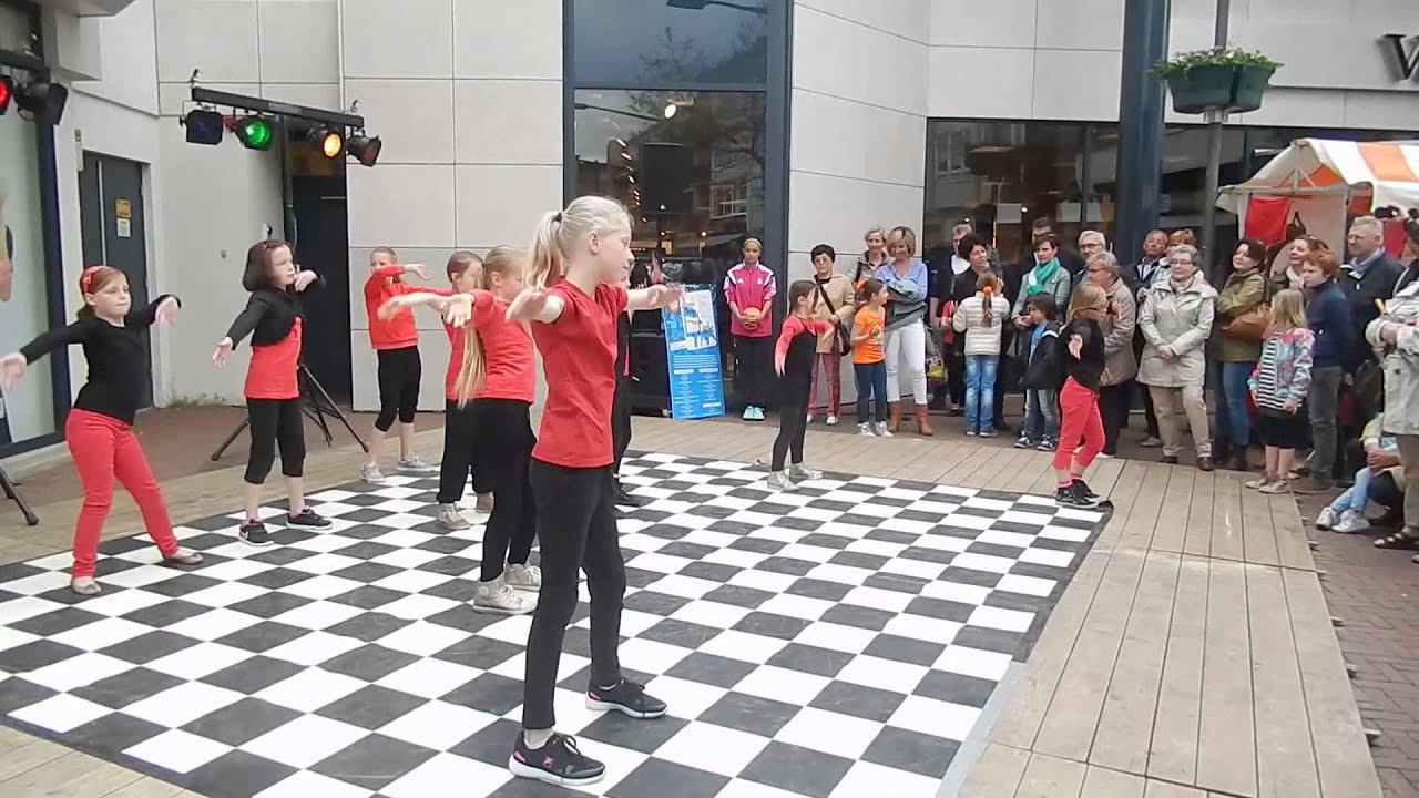 Dansstudio Release Weert danst tijdens dag van de sport 26-04-2015 - YouTube