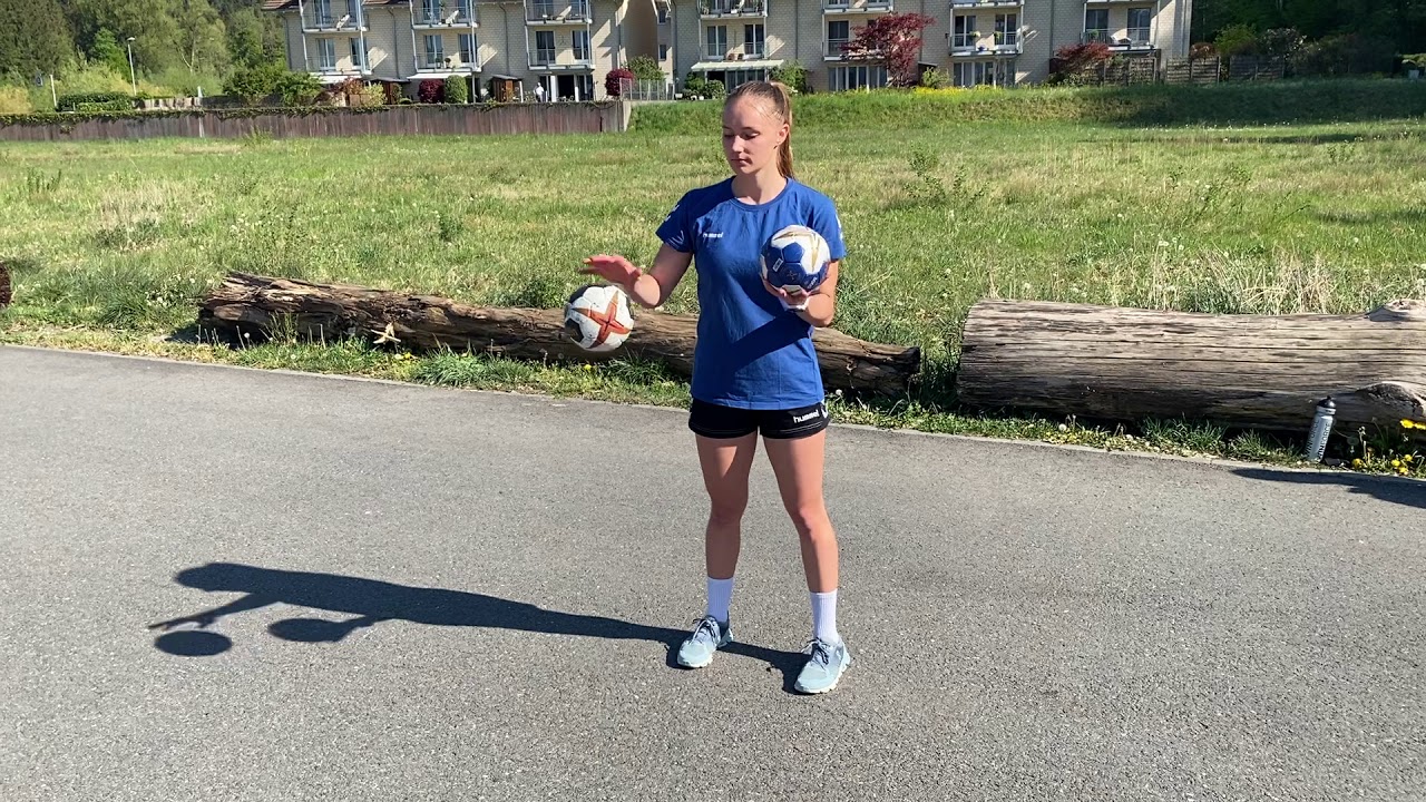 Einen Ball prellen und einen zweiten Ball immer wieder hoch werfen ...