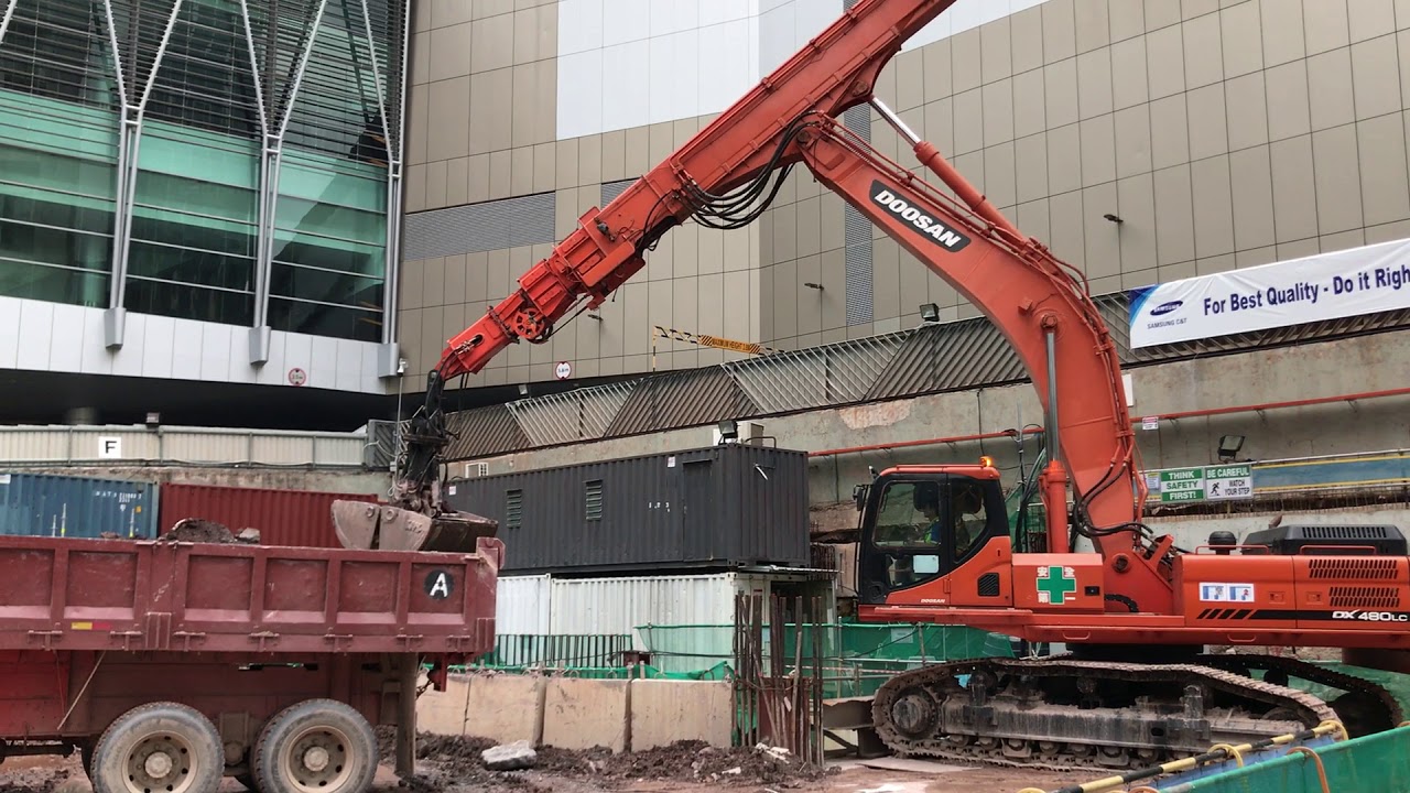 Doosan DX480 LC with 30m Telescopic Dipper + Clamshell Bucket - YouTube