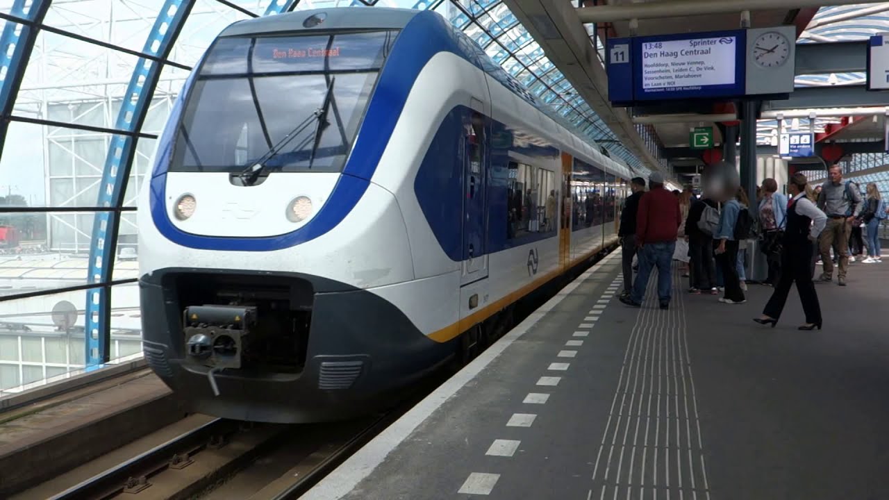 NS SLT / Sprinter Light Train 2431 + 2402 halteren op station Amsterdam ...