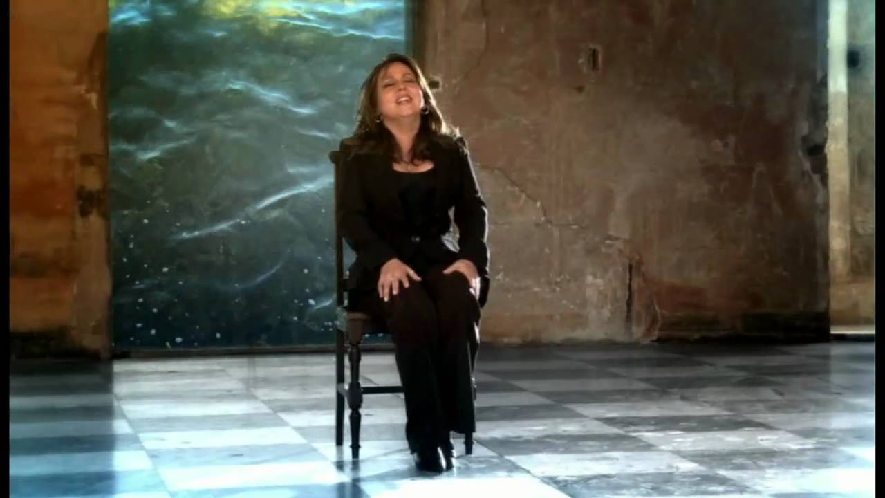 Liuba María Hevia: Videoclip Con los hilos de la luna (HD) - YouTube