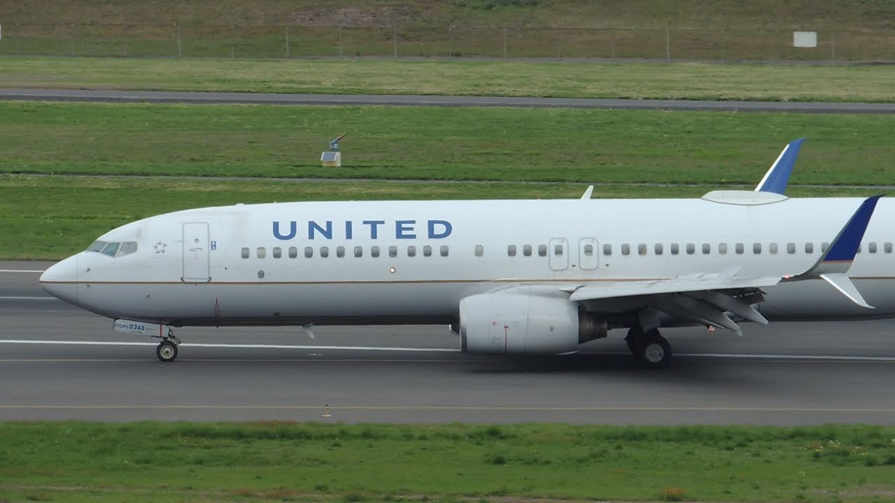 United Airlines Boeing 737-800 [N13248] landing in PDX - YouTube