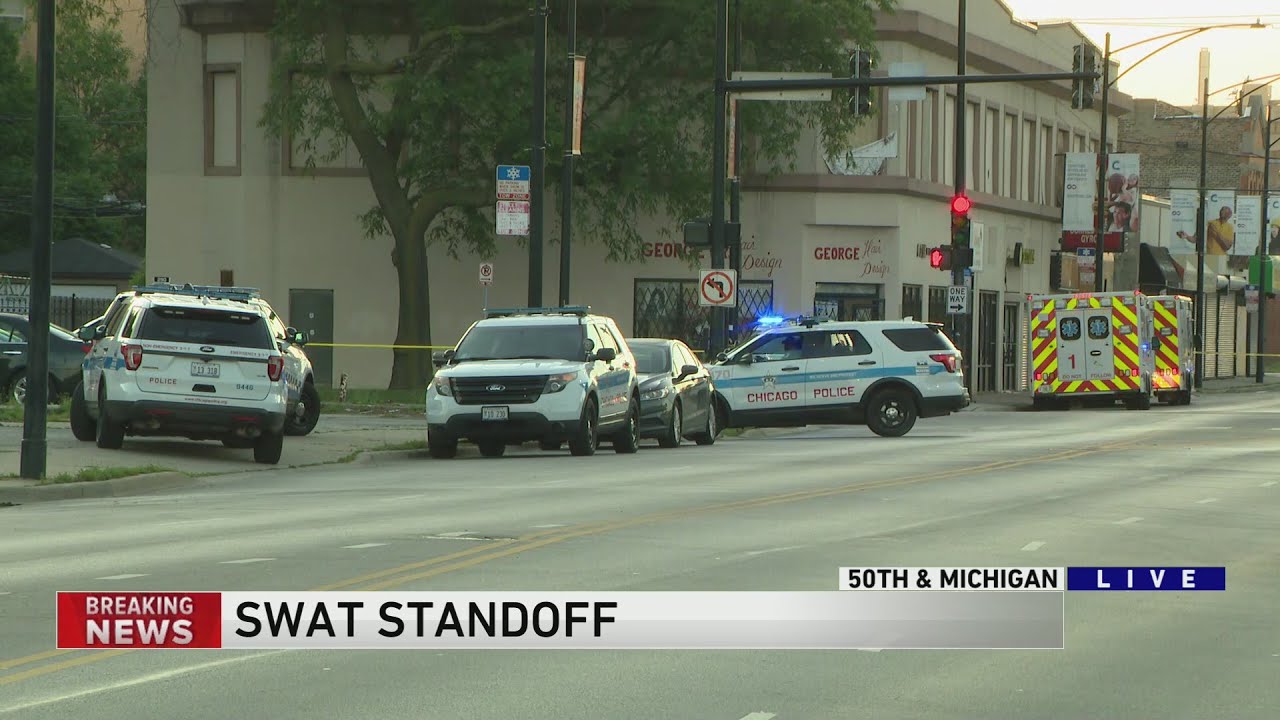 Chicago police, SWAT respond to barricade situation on South Side - YouTube