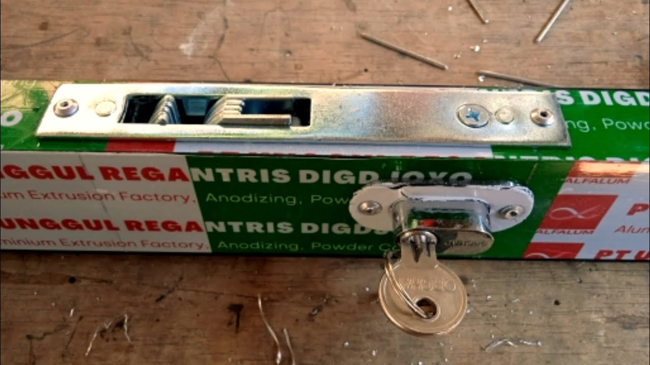 how to install aluminum sliding door locks...cara pasang kunci pintu ...