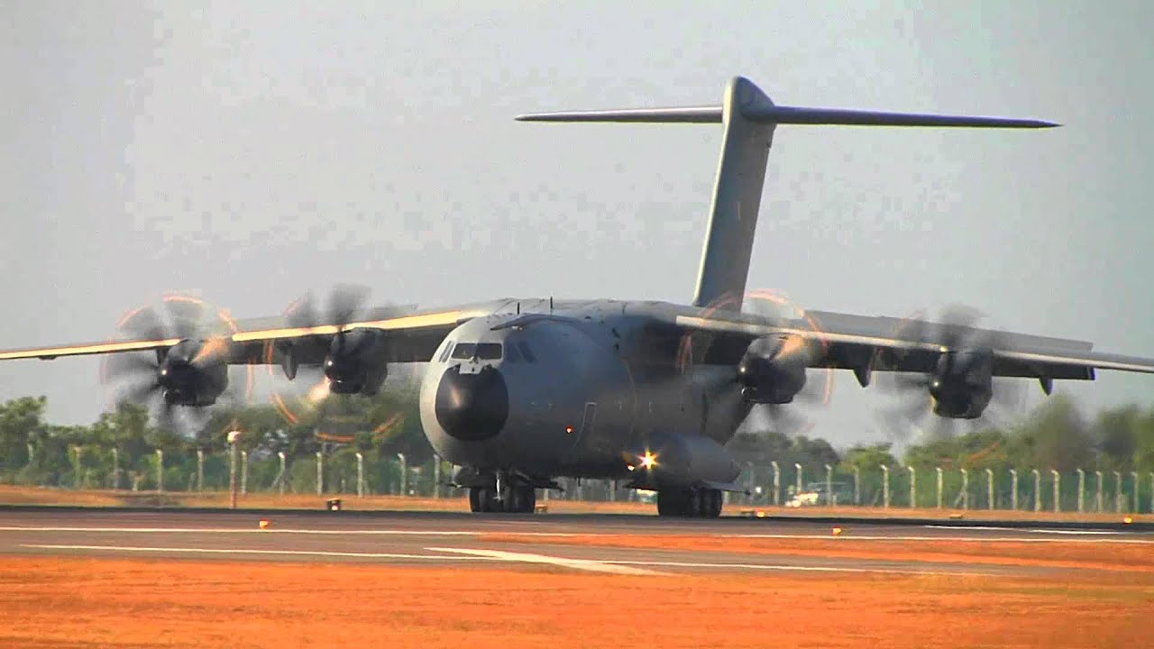 RMAF Airbus A400M First Landing in Langkawi (LIMA 2015) - YouTube