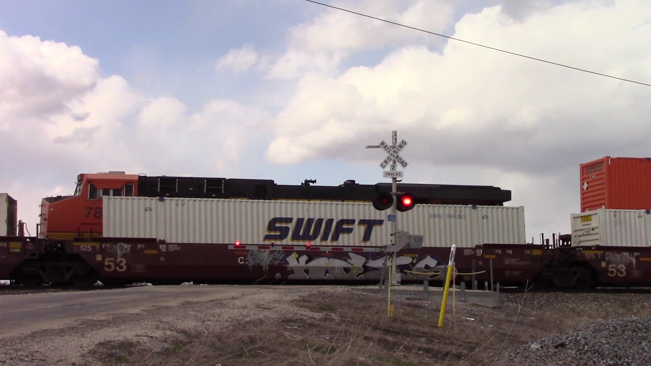 BNSF 7444 Meets BNSF 4076 in Mazon, IL 4/14/20 - YouTube